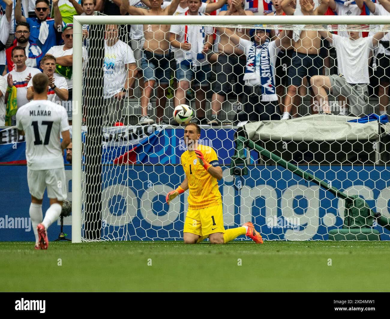Jan Mlakar (Slowenien Nr. 17), Jan Oblak (Slowenien Nr. 01), GER ...