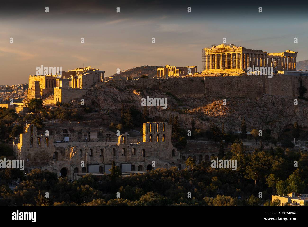 Die Akropolis von Athen mit dem Parthenon-Tempel in der Mitte des ...