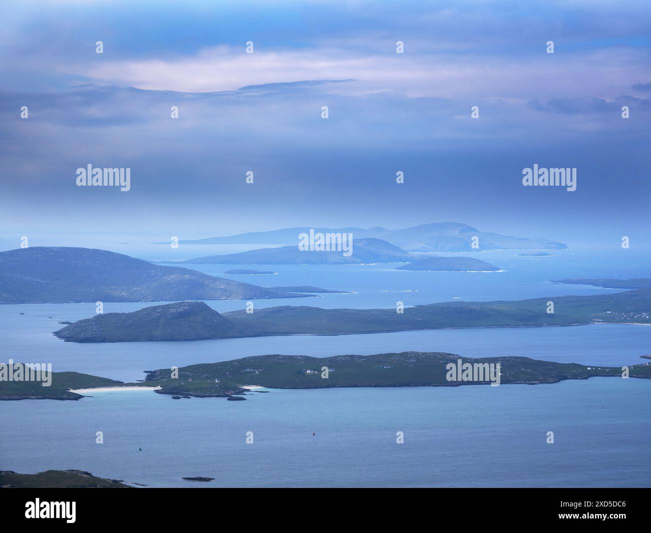 Blick hinunter auf Vatersay, Sandray, Pabbay, Mingulay und Berneray vom ...