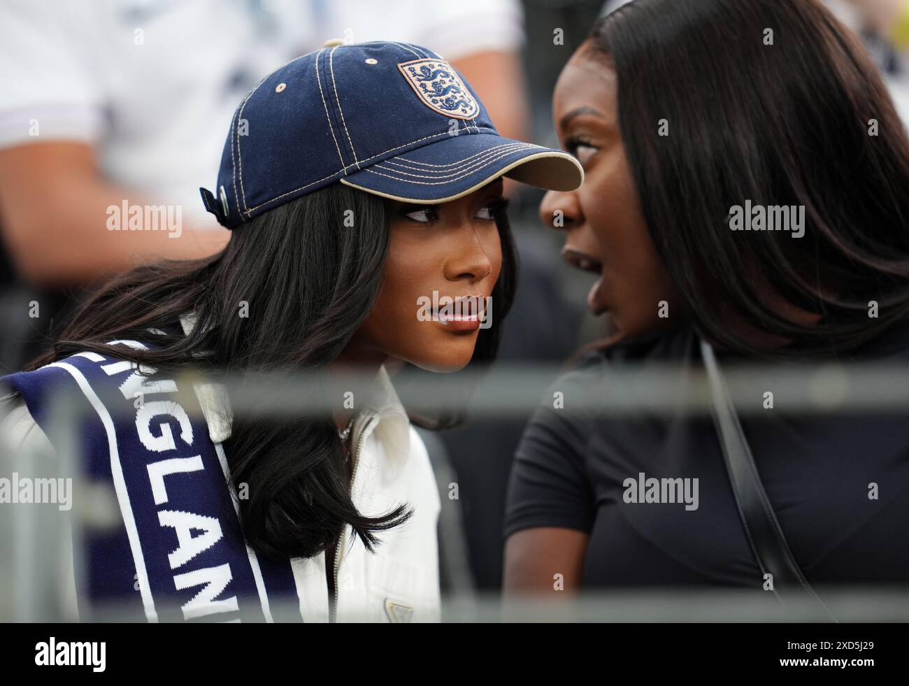 Tolami Benson (links), Partner des Englands Bukayo Saka, vor dem Spiel ...