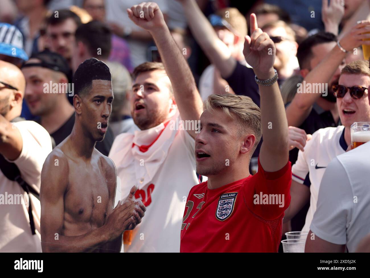 England Fans im 4theFans Greenwich Fan Park in London sehen das Spiel ...