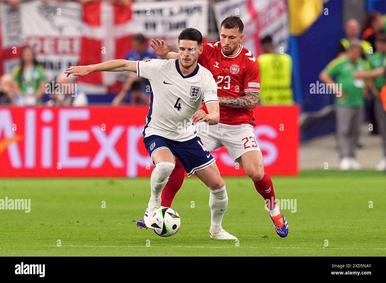 Englands Declan Rice und Dänemarks Pierre-Emile Hojbjerg während des ...