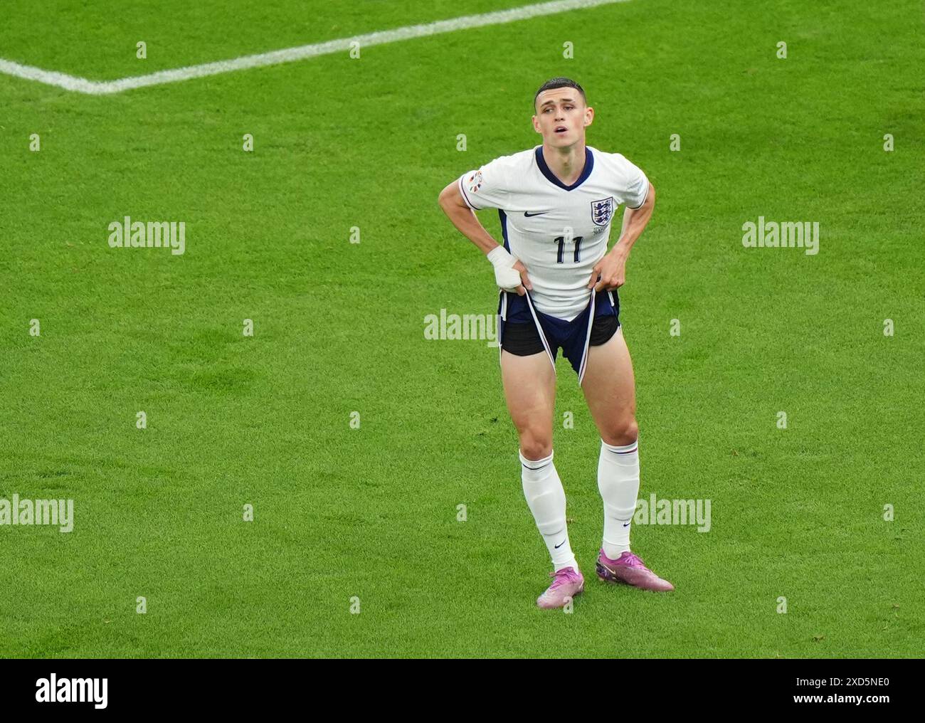 Der Engländer Phil Foden reagiert auf eine verpasste Chance beim Spiel ...