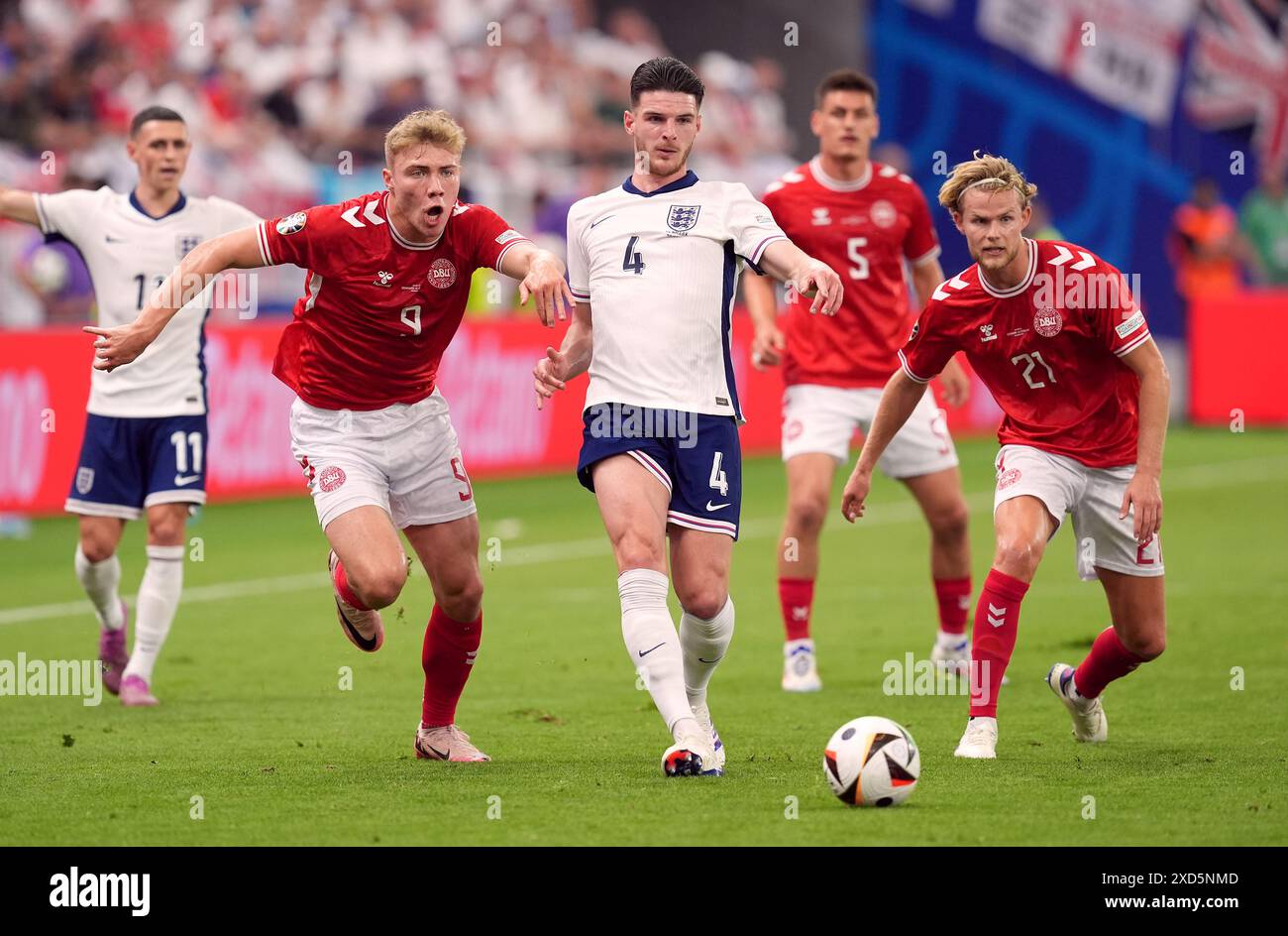 Englands Declan Rice und Dänemarks Rasmus Hojlund (links) während des ...