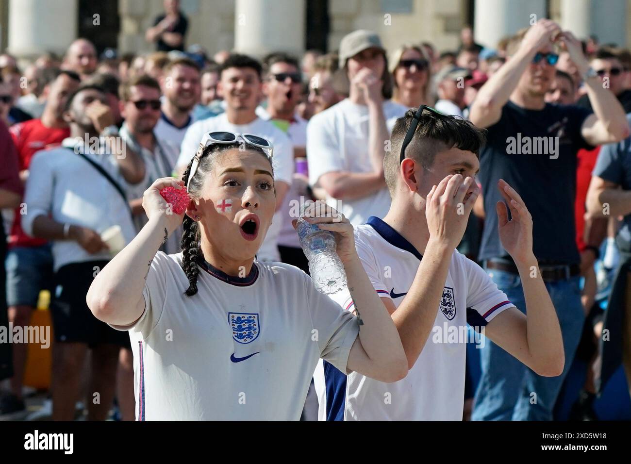 England Fans auf dem Millennium Square in Leeds sehen beim Gruppenspiel ...