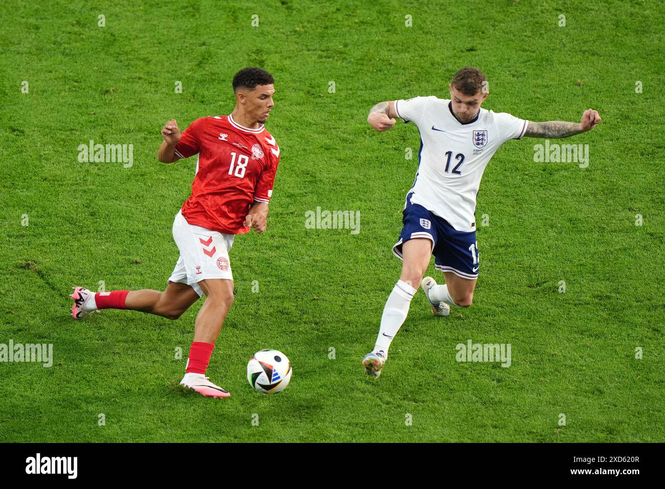 Der dänische Alexander Bah (links) und der englische Kieran Trippier ...