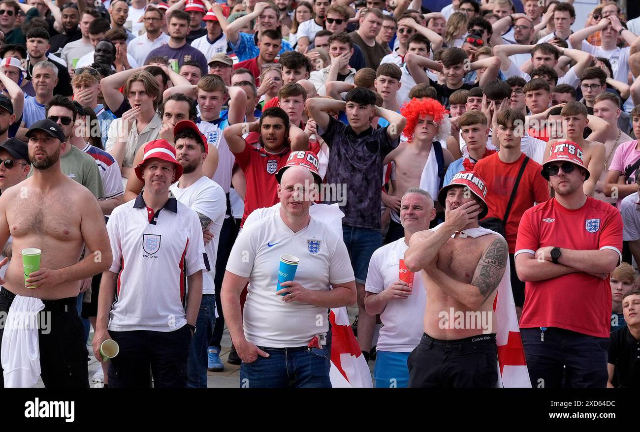Entwürdigte England-Fans auf dem Millennium Square in Leeds beim ...