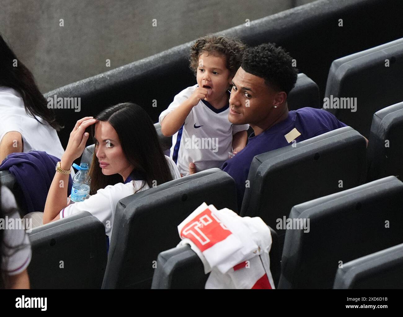 Englands Ollie Watkins, mit ihrer Freundin Ellie Anderson und ihrer ...