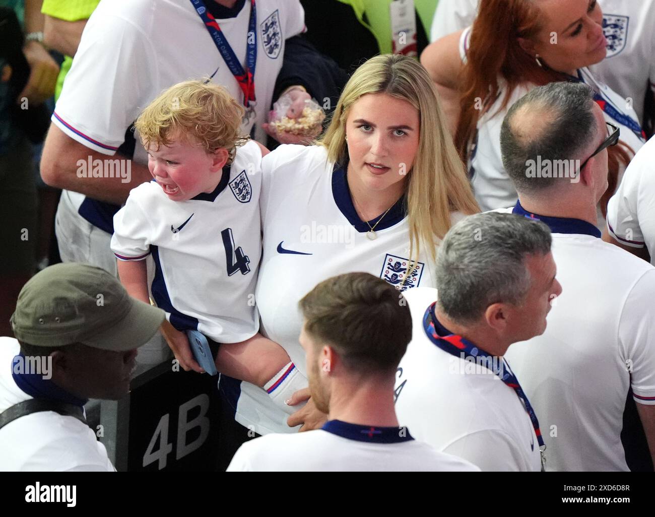 Megan Davison, Partner des Englands Declan Rice, mit Son Jude nach dem ...