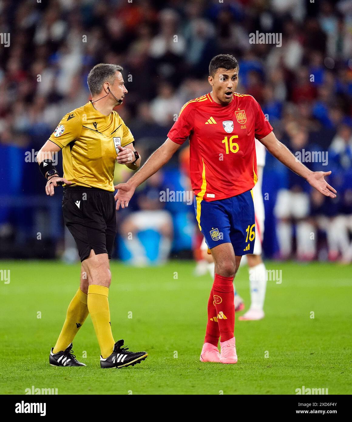 Der Spanier Rodri wird vom Schiedsrichter Slavko Vincic während des ...