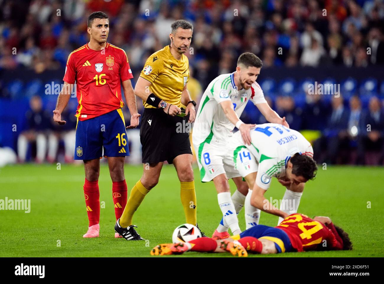 Der Spanier Rodri wird vom Schiedsrichter Slavko Vincic während des ...