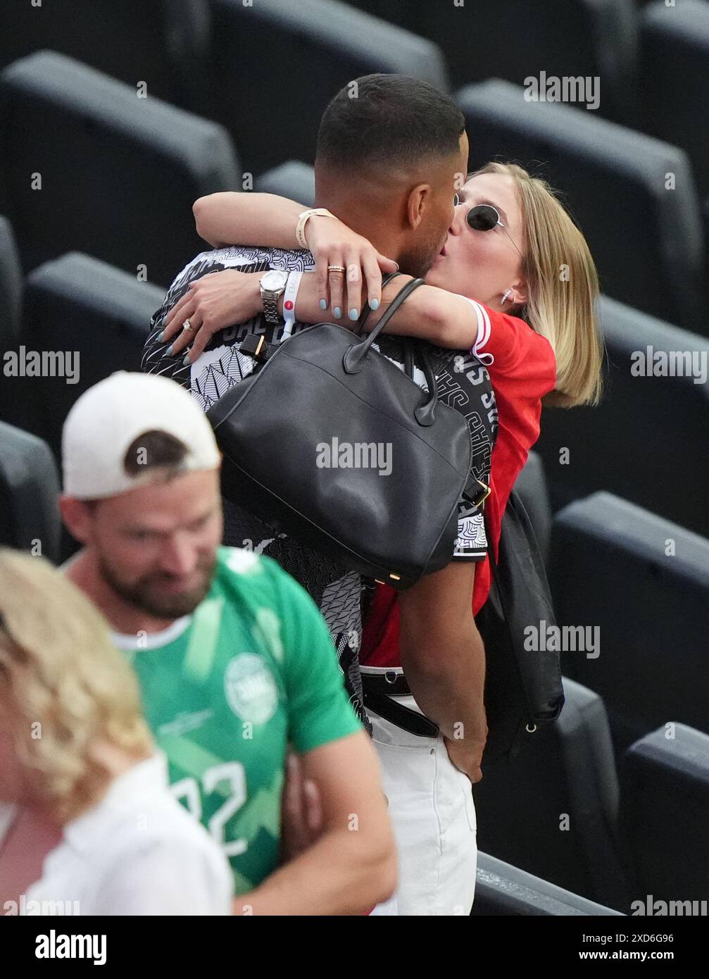 Der dänische Mathias Zanka Jorgensen mit Ehefrau Nanna Marie Linding ...