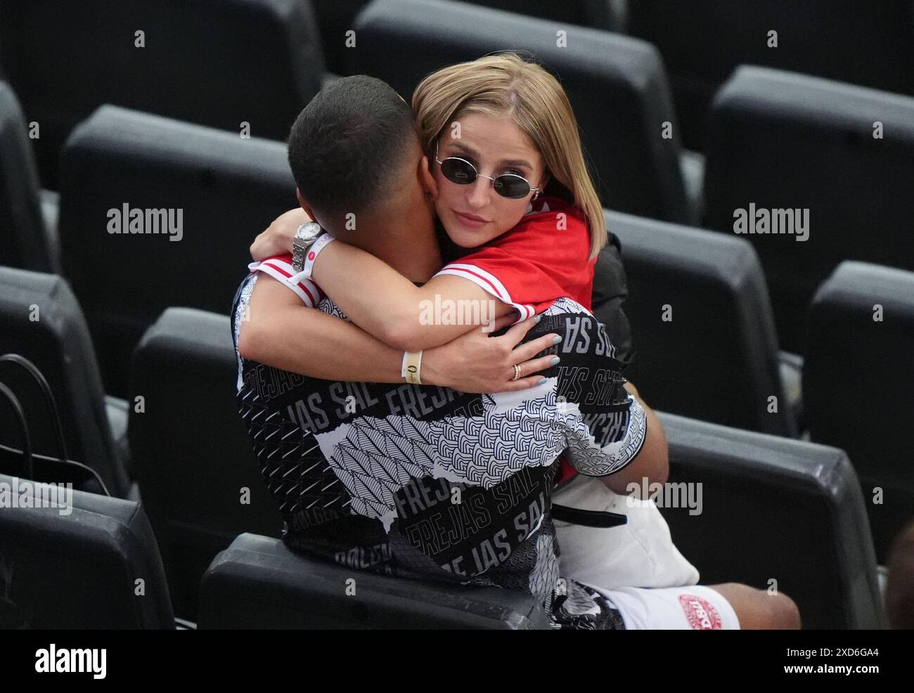 Der dänische Mathias Zanka Jorgensen mit Ehefrau Nanna Marie Linding ...