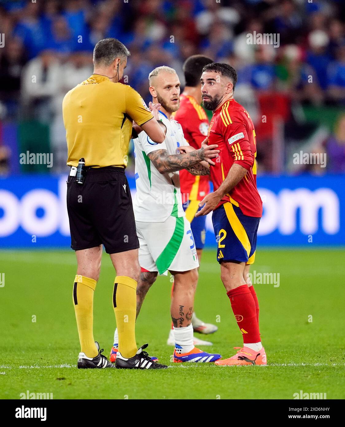 Der Italiener Federico Dimarco hält den Spanier Daniel Carvajal (rechts ...