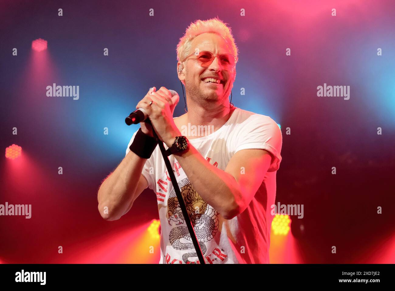 Newport, Großbritannien. Juni 2024. Leadsänger Rick Parfitt Jr mit der ...