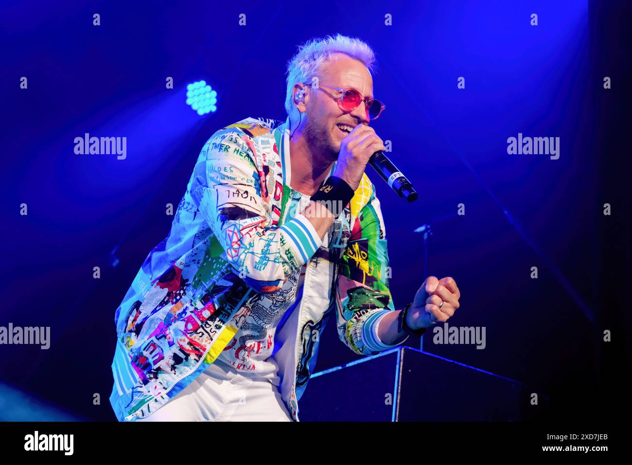 Newport, Großbritannien. Juni 2024. Leadsänger Rick Parfitt Jr mit der ...