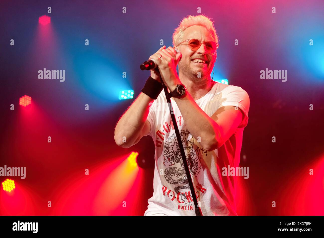 Newport, Großbritannien. Juni 2024. Leadsänger Rick Parfitt Jr mit der ...