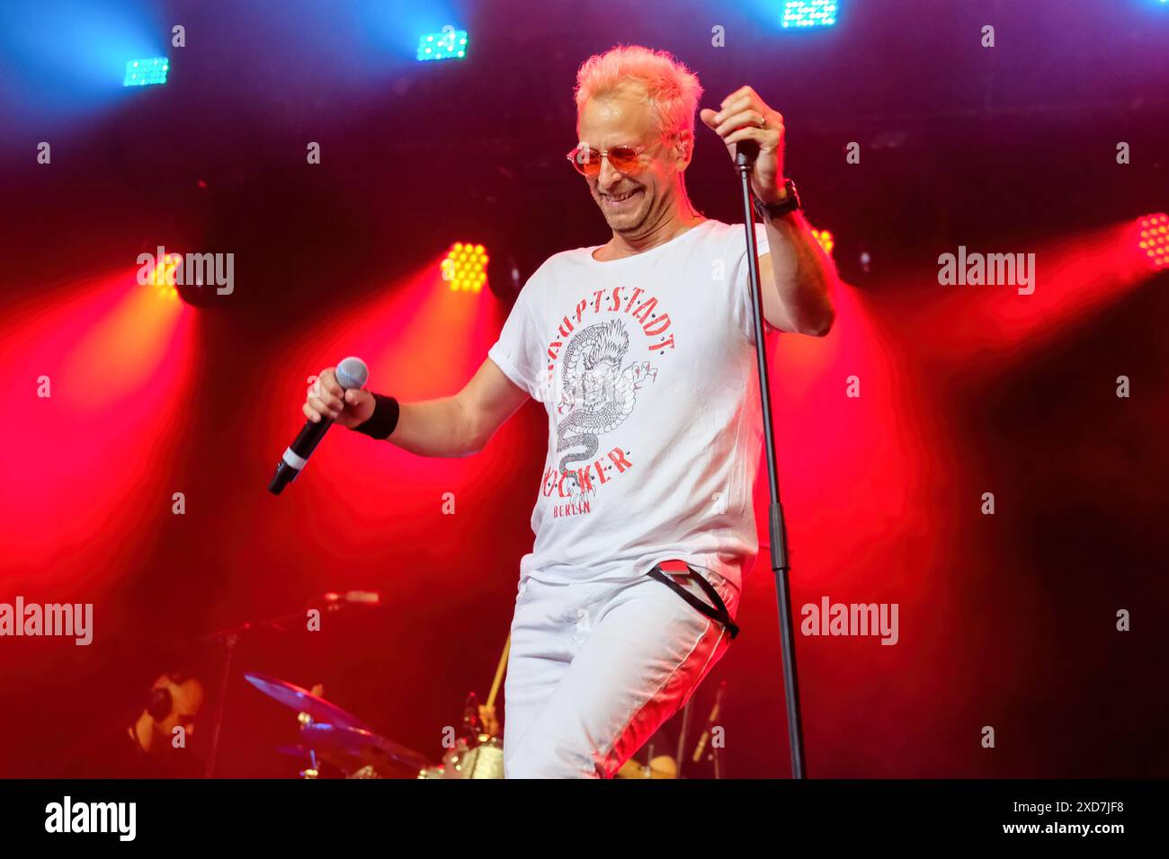 Newport, Großbritannien. Juni 2024. Leadsänger Rick Parfitt Jr mit der ...