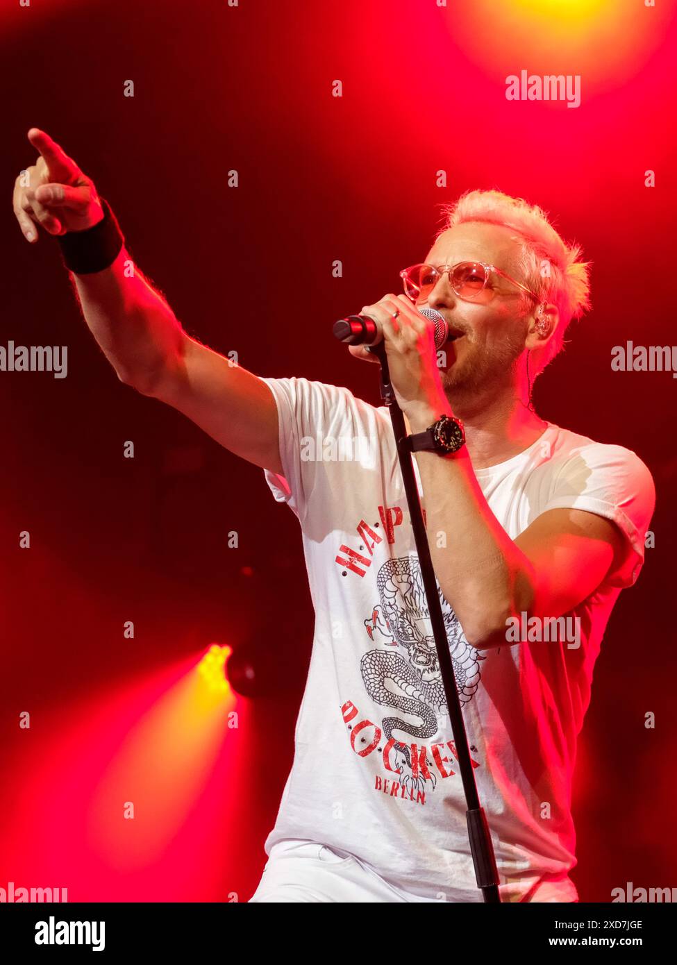 Newport, Großbritannien. Juni 2024. Leadsänger Rick Parfitt Jr mit der ...