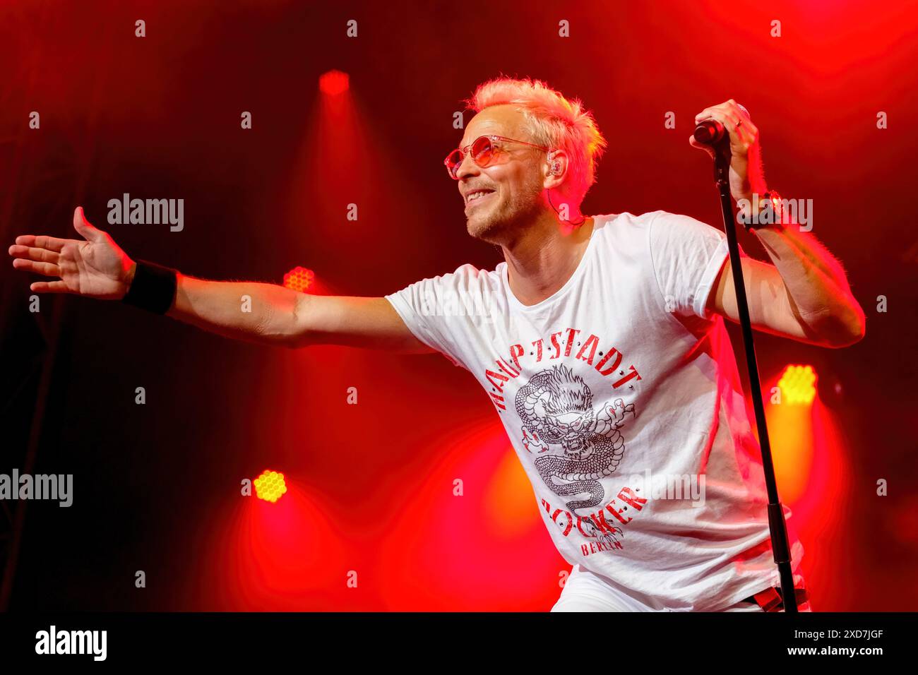 Newport, Großbritannien. Juni 2024. Leadsänger Rick Parfitt Jr mit der ...