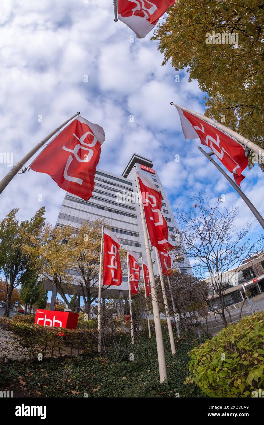 rbb-Logo an der Fassade des RBB-Fernsehzentrums Radio Berlin ...