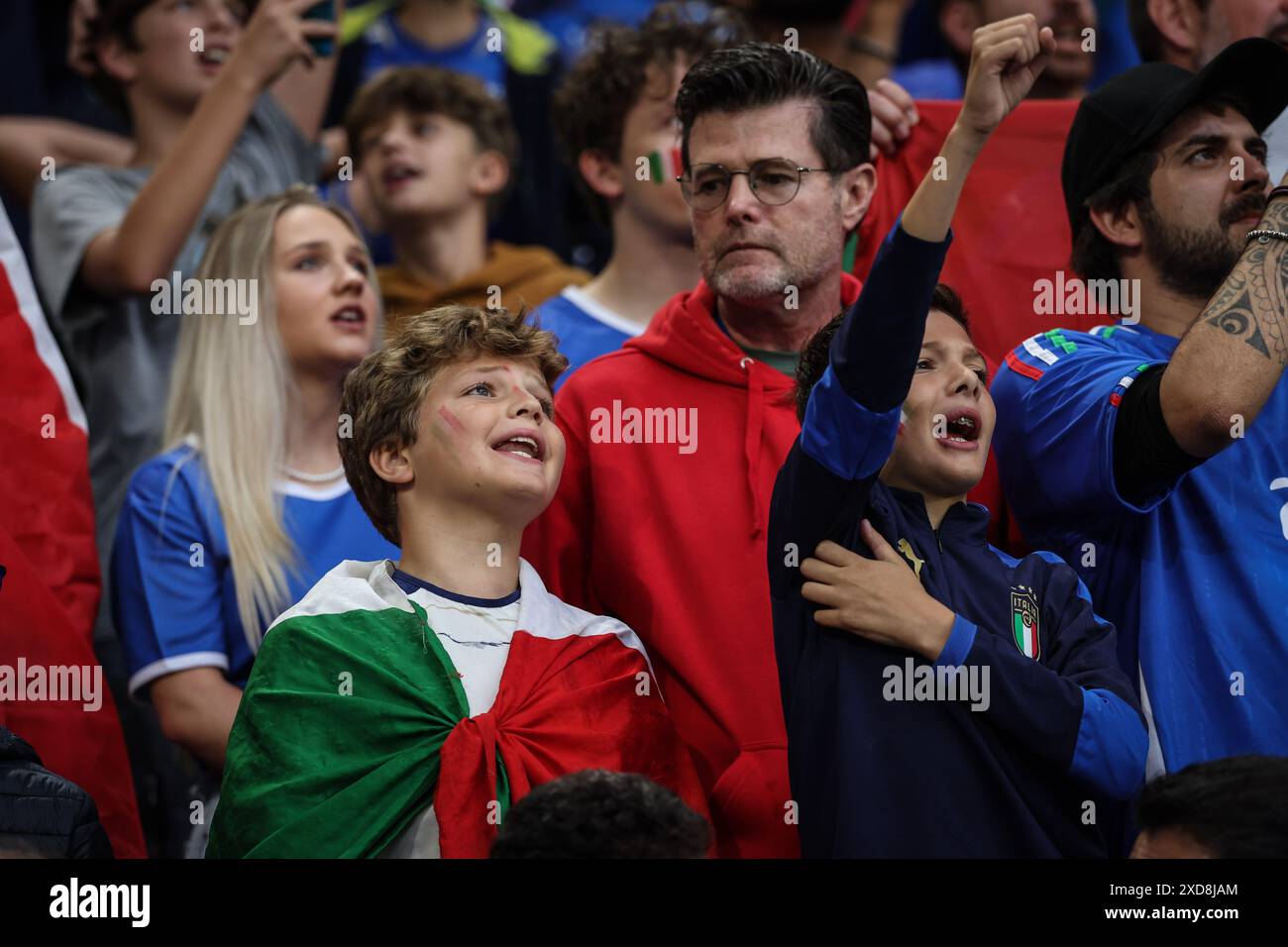 Gelsenkirchen. Juni 2024. Die Fans Italiens bejubeln das Team beim ...