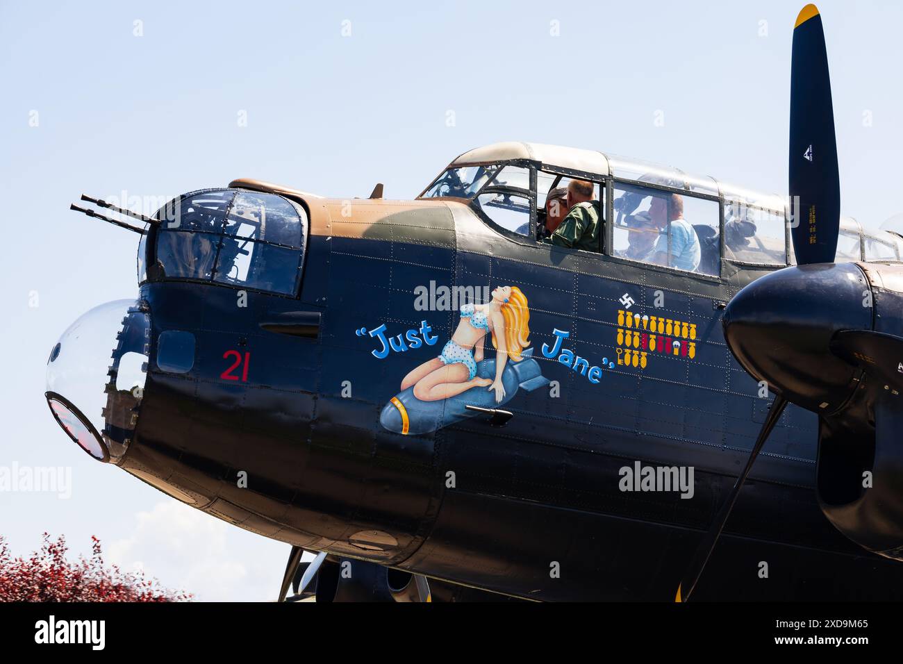 Avro lancaster bomber cockpit -Fotos und -Bildmaterial in hoher ...