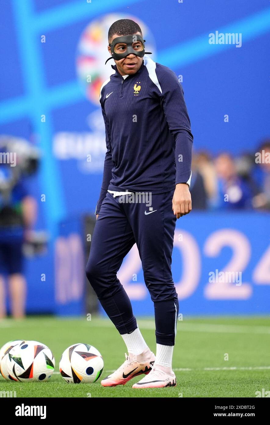 Frankreichs Kylian Mbappe mit einer Schutzmaske im Gesicht, während er ...