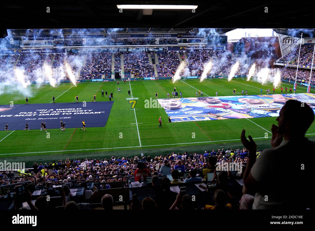 Eine allgemeine Ansicht eines großen Banners auf dem Spielfeld zu Ehren ...