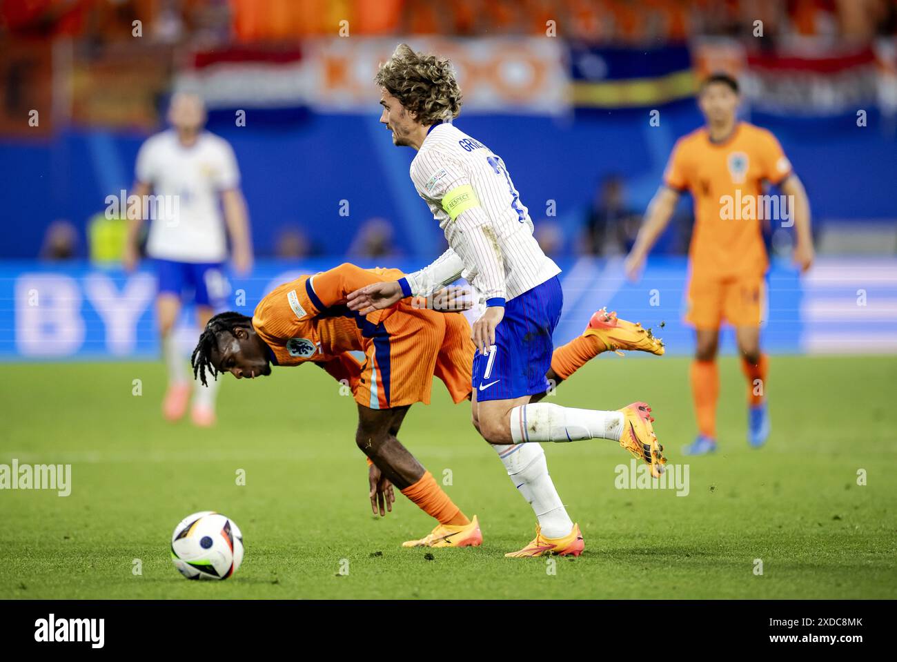LEIPZIG: Jeremie Frimpong aus Holland und Antoine Griezmann aus Frankreich (l-r) während des ...