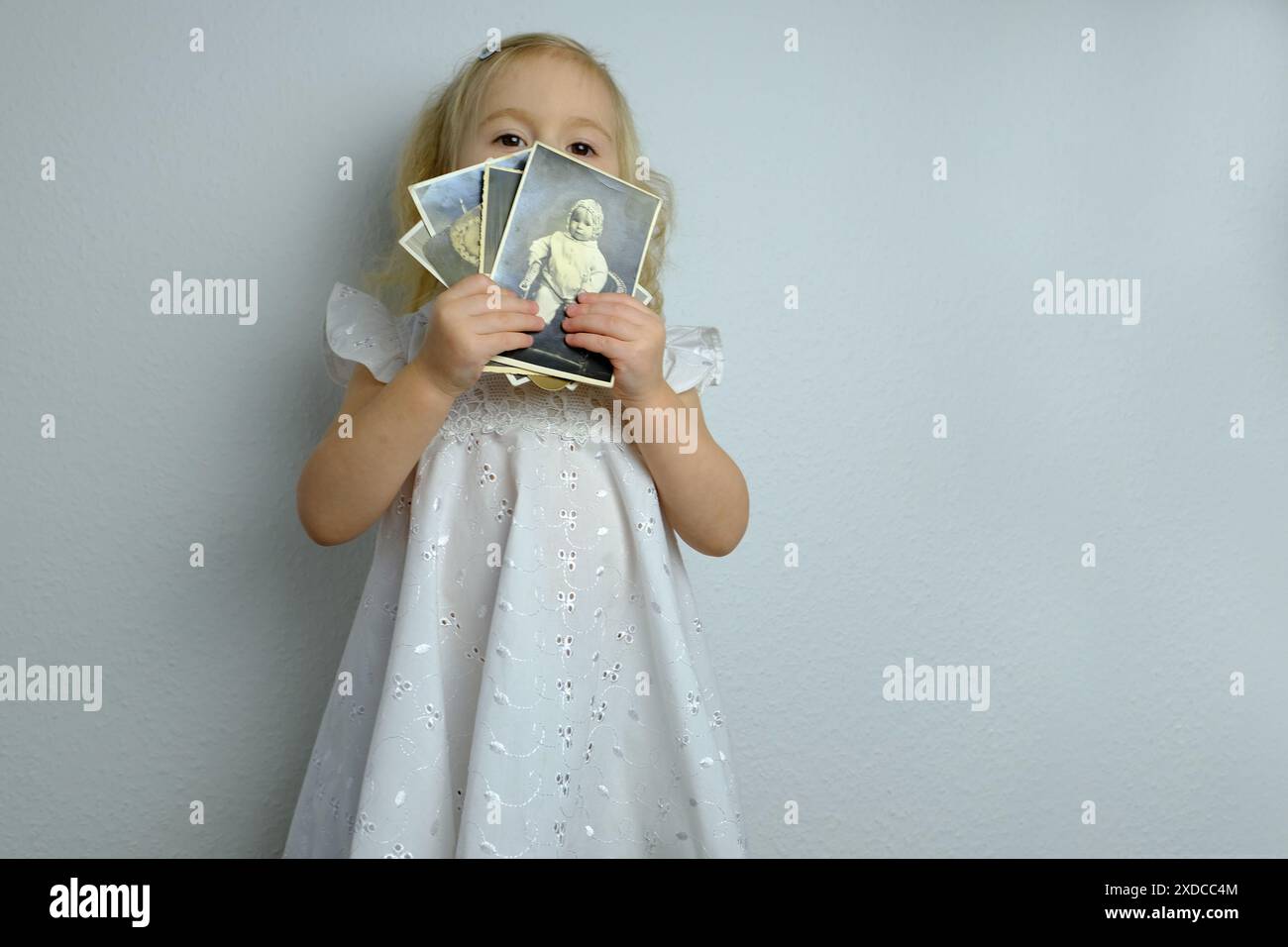 Nahaufnahme eines kleinen Kindes, elegantes blondes Mädchen 2 Jahre alt ...