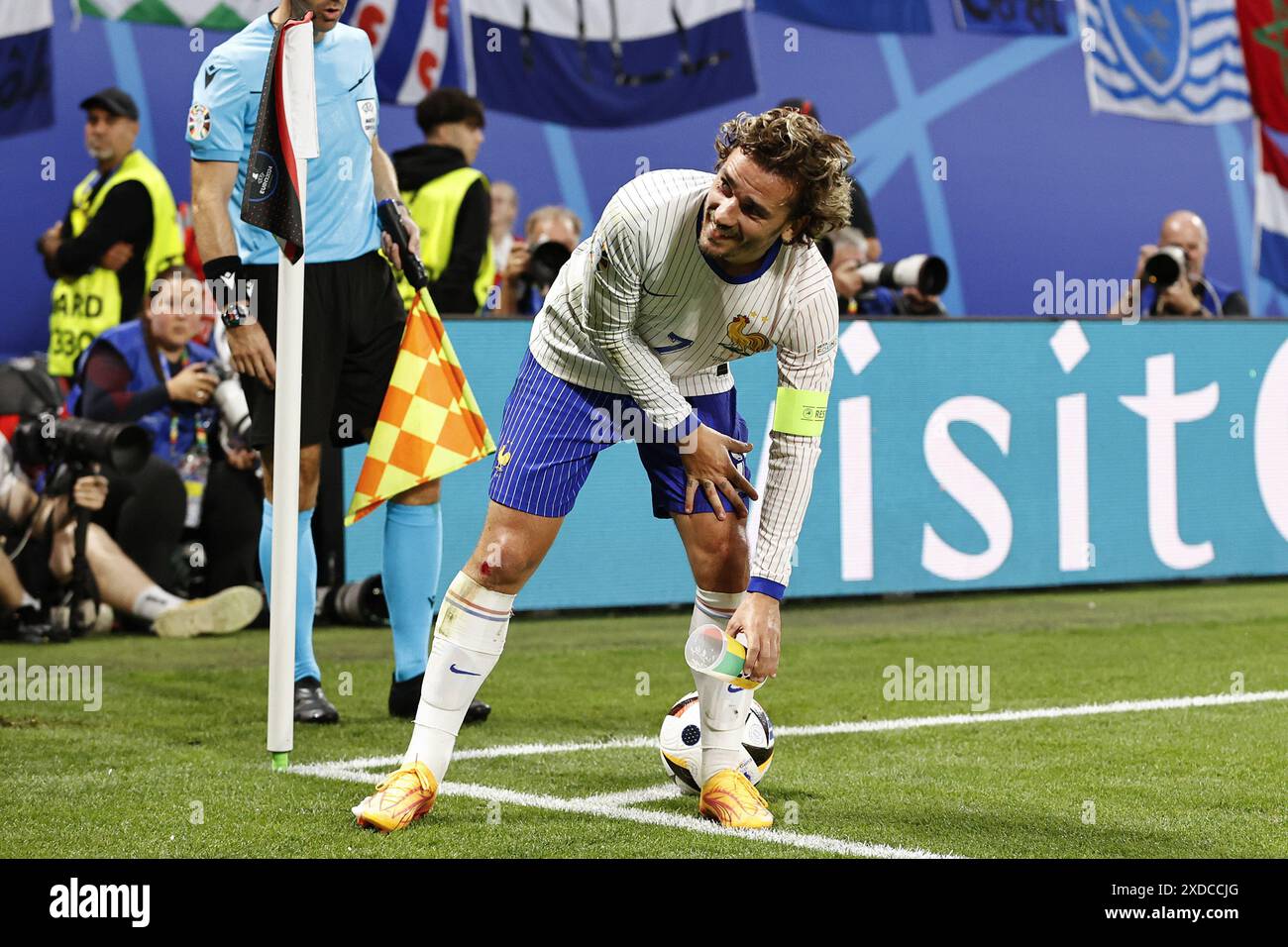 LEIPZIG - Antoine Griezmann aus Frankreich mit Trinkbecher, der von niederländischen Fans ...