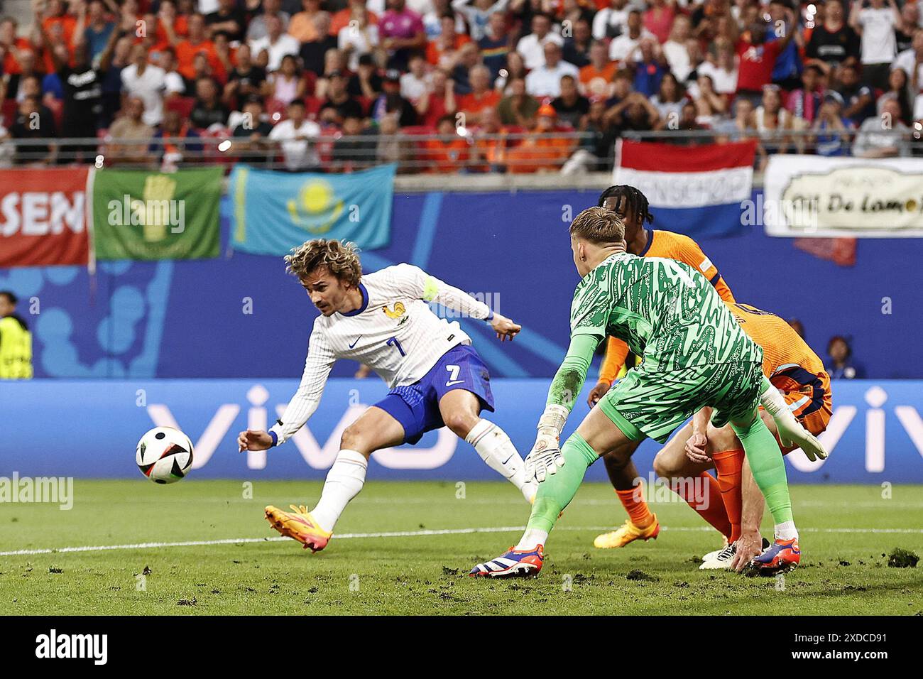 LEIPZIG - (l-r) Antoine Griezmann aus Frankreich, niederländischer Torhüter Bart Verbruggen ...