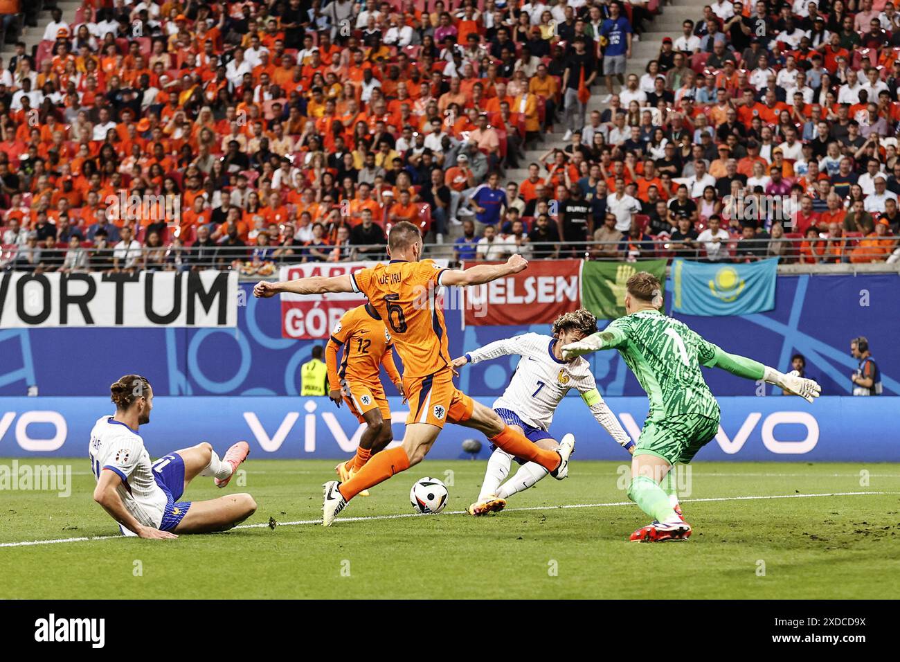 LEIPZIG - (l-r) Adrien Rabiot aus Frankreich, Jeremie Frimpong aus Holland, Stefan de Vrij aus ...