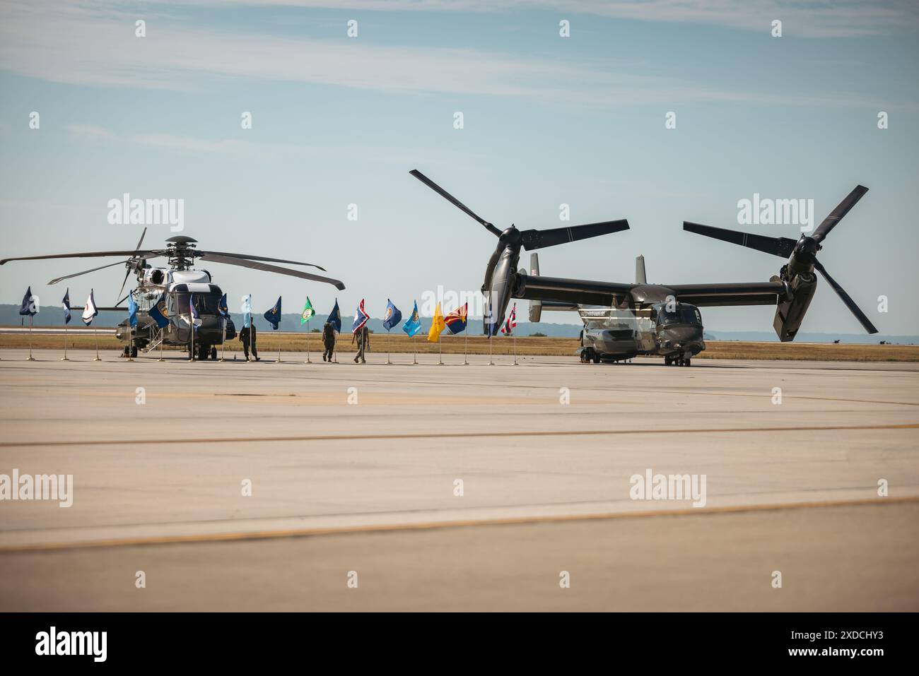 MV-22B Ospreys und VH-3D Sea King Hubschrauber sitzen auf der Marine ...
