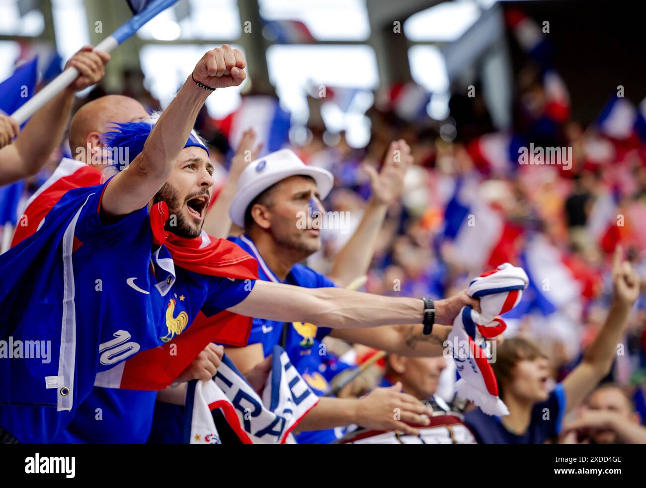 LEIPZIG - Französische Fans vor dem Spiel der UEFA EURO 2024 Gruppe D ...