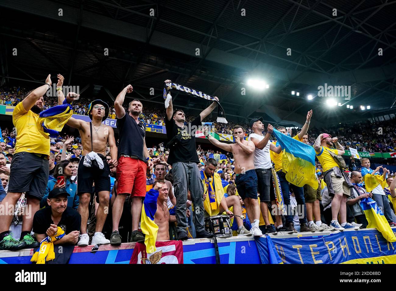 DÜSSELDORF, DEUTSCHLAND - 21. JUNI: Unterstützer der Ukraine zeigen ...