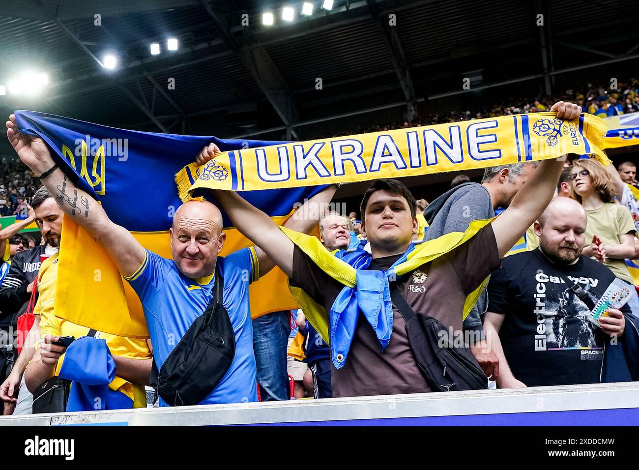 DÜSSELDORF, DEUTSCHLAND - 21. JUNI: Unterstützer der Ukraine zeigen ...