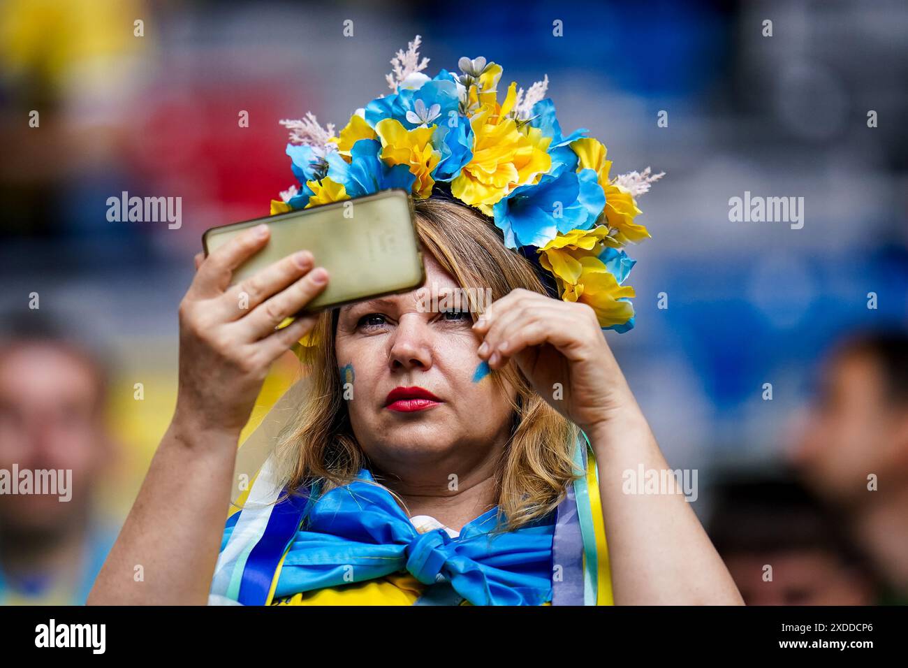 DÜSSELDORF, DEUTSCHLAND - 21. JUNI: Eine Unterstützerin der Ukraine ...