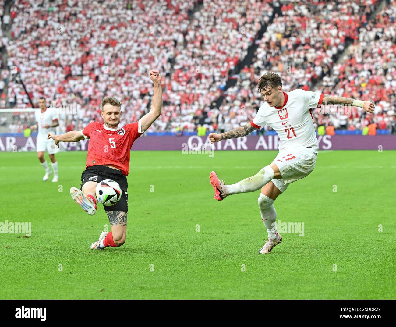 Berlin, Deutschland. Juni 2024. Nicola Zalewski (R) aus Polen übergibt ...