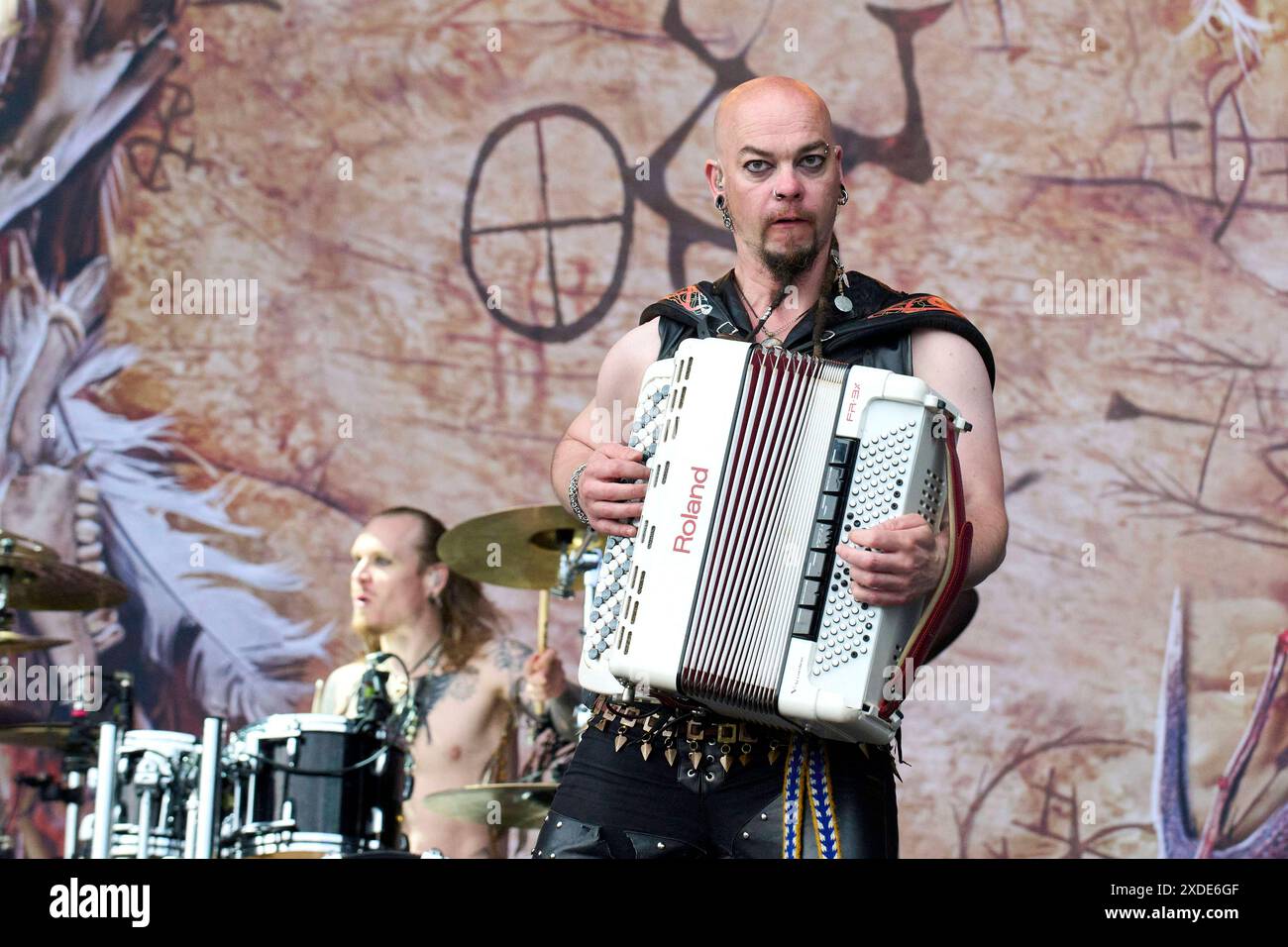 Samuli Mikkonen und Sami Perttula von Korpiklaani live auf dem ...