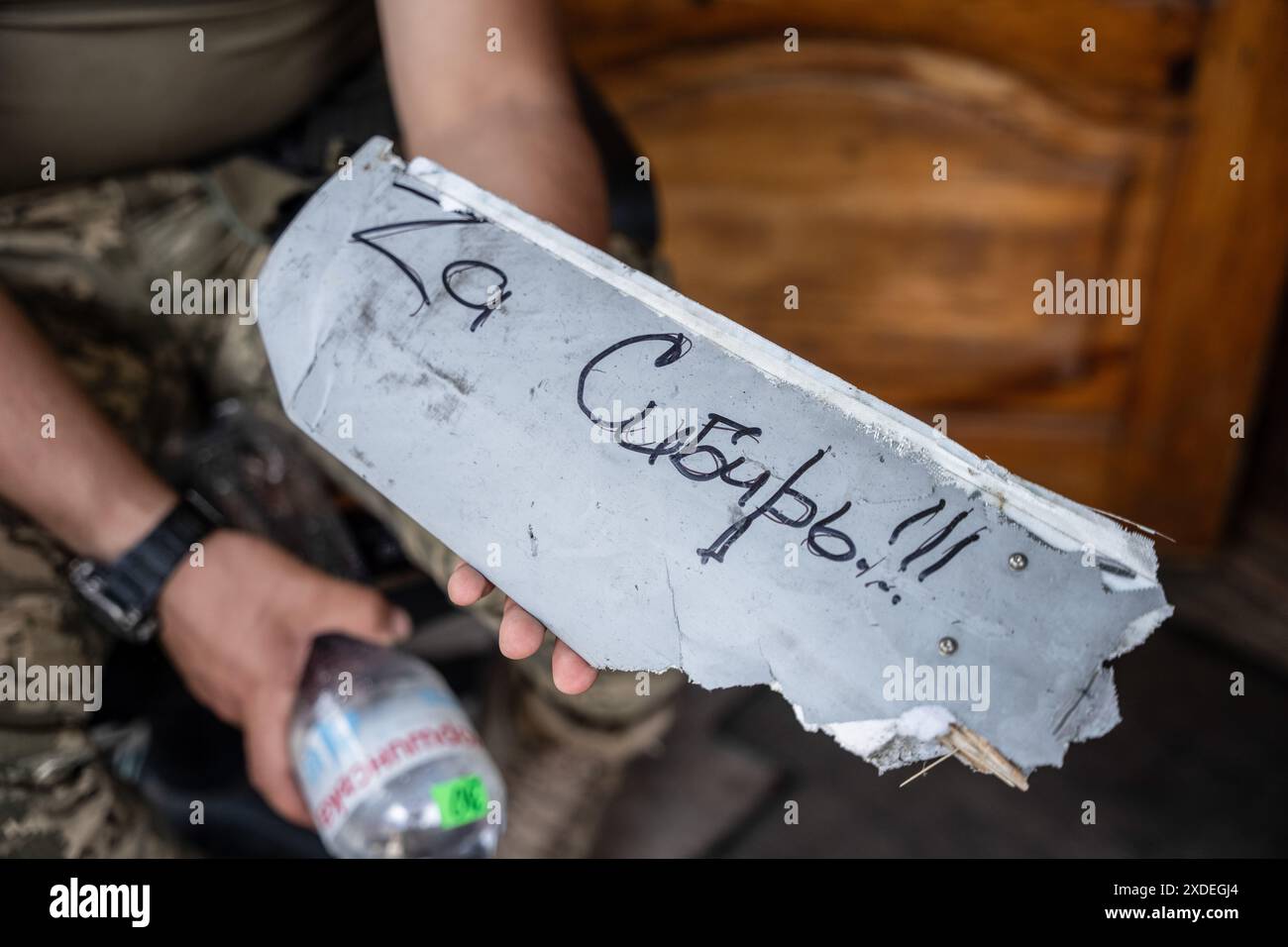 Ein Soldat der 33. Brigade zeigt ein Stück einer russischen ...