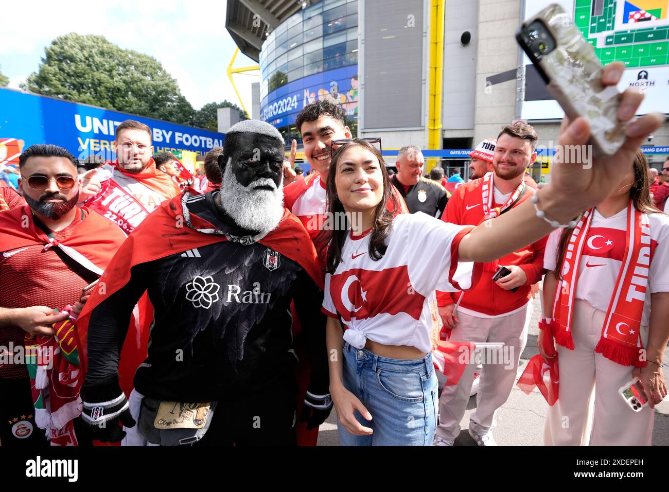 Die Türkei und der Besiktas-Fan Necdet Olcerman, bekannt als Udineco ...