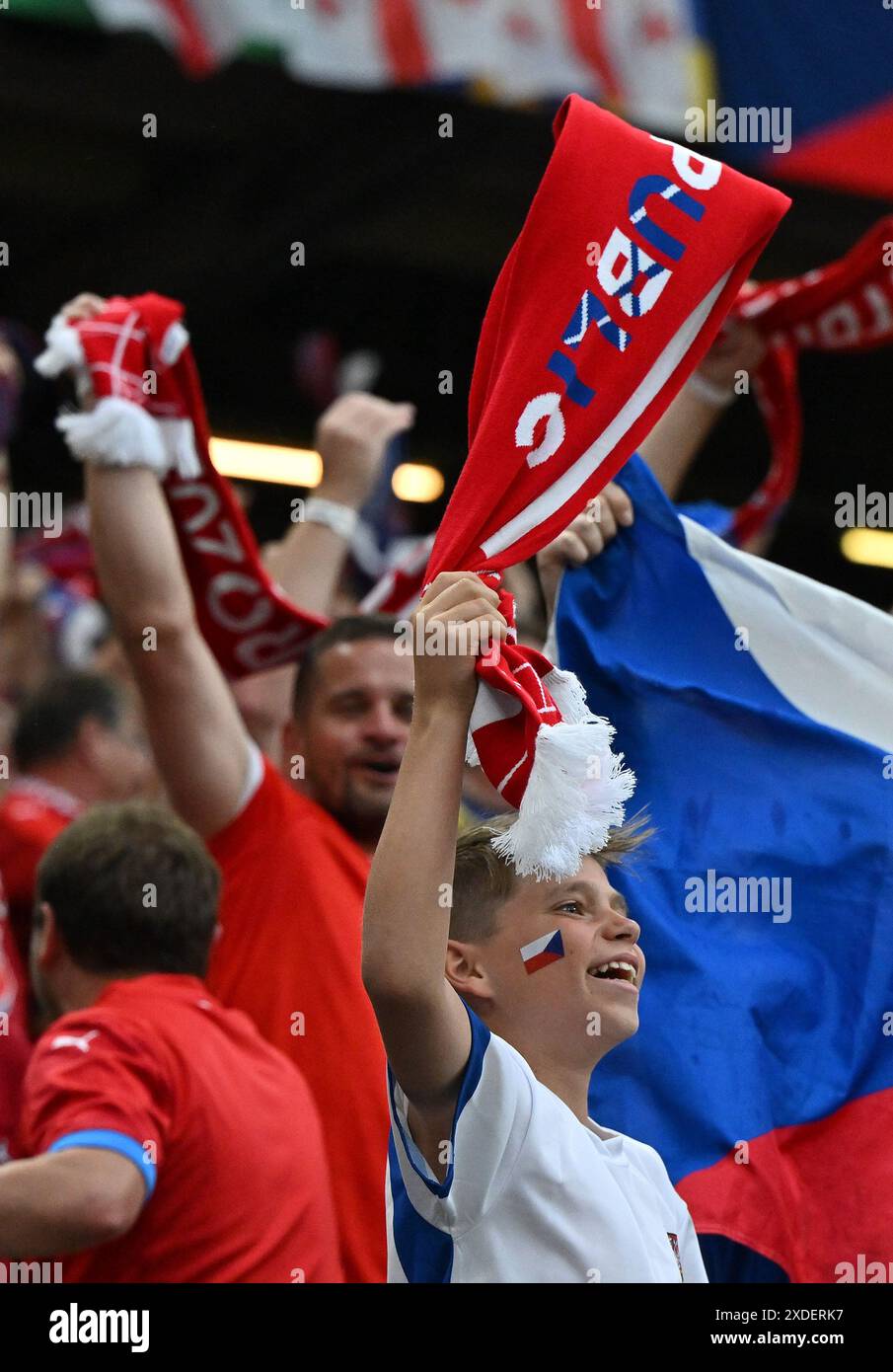 Hamburg. Juni 2024. Die Fans der Tschechischen Republik feiern beim Gruppenspiel der UEFA Euro ...