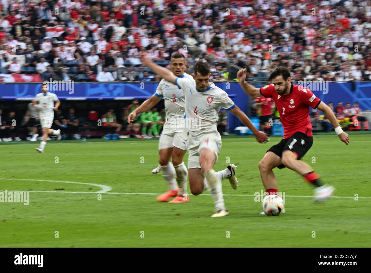 Hamburg. Juni 2024. Khvicha Kvaratskhelia (1. R) aus Georgien streitet ...