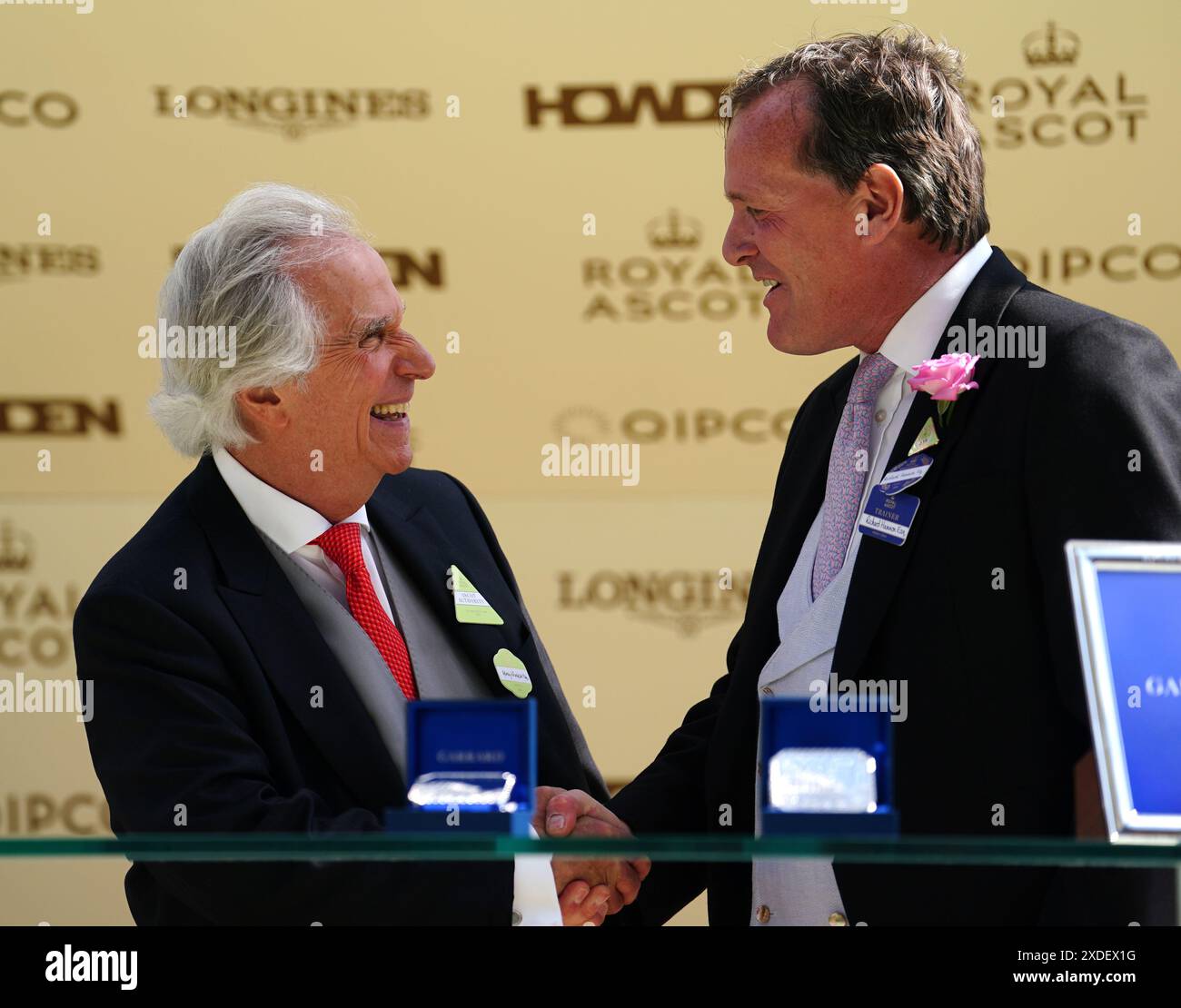 Trainer Richard Hannon mit Henry Winkler (links), nachdem er die Jersey ...