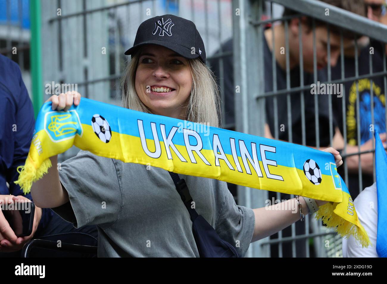 Fans der Ukraine vor dem Gruppenspiel der Euro 2024 zwischen der ...