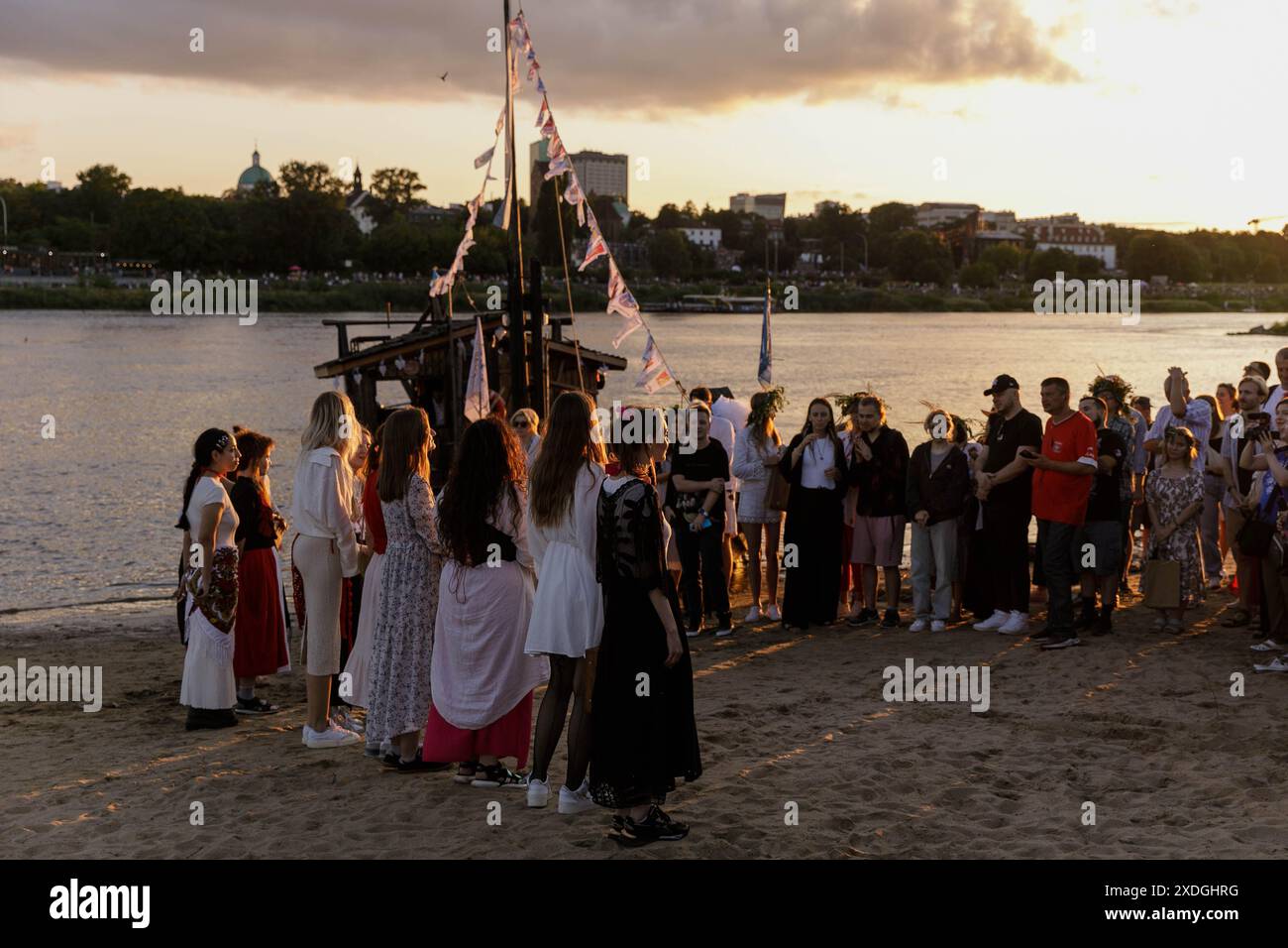 Ein belarussischer Frauenchor und Hunderte von Menschen nehmen an der ...