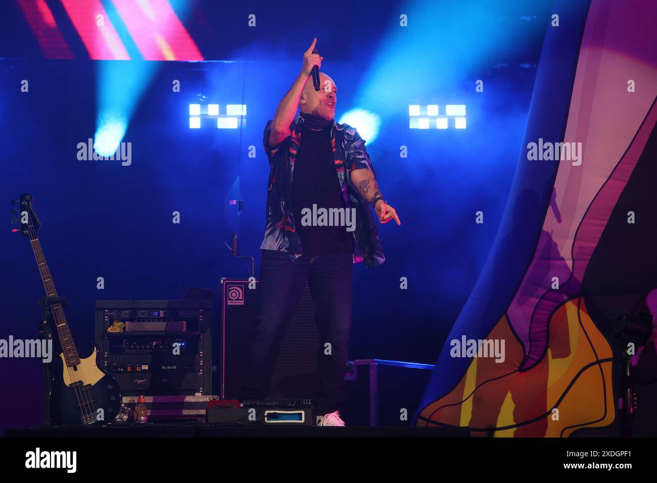 Der italienische Sänger Max Pezzali trat während seiner „Max Forever ...