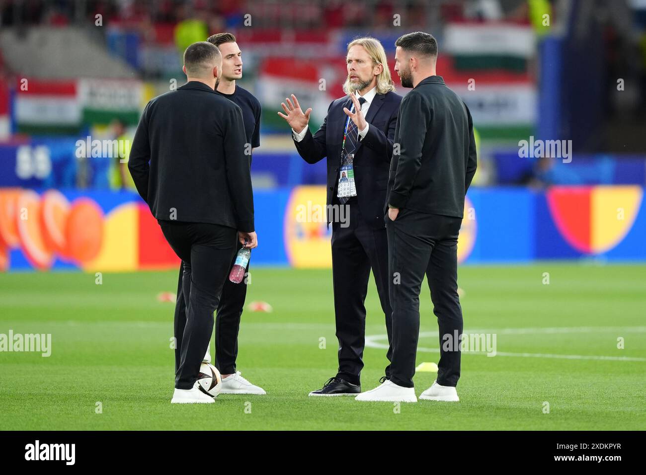 (Von links nach rechts) der schottische John McGinn, Kenny McLean ...